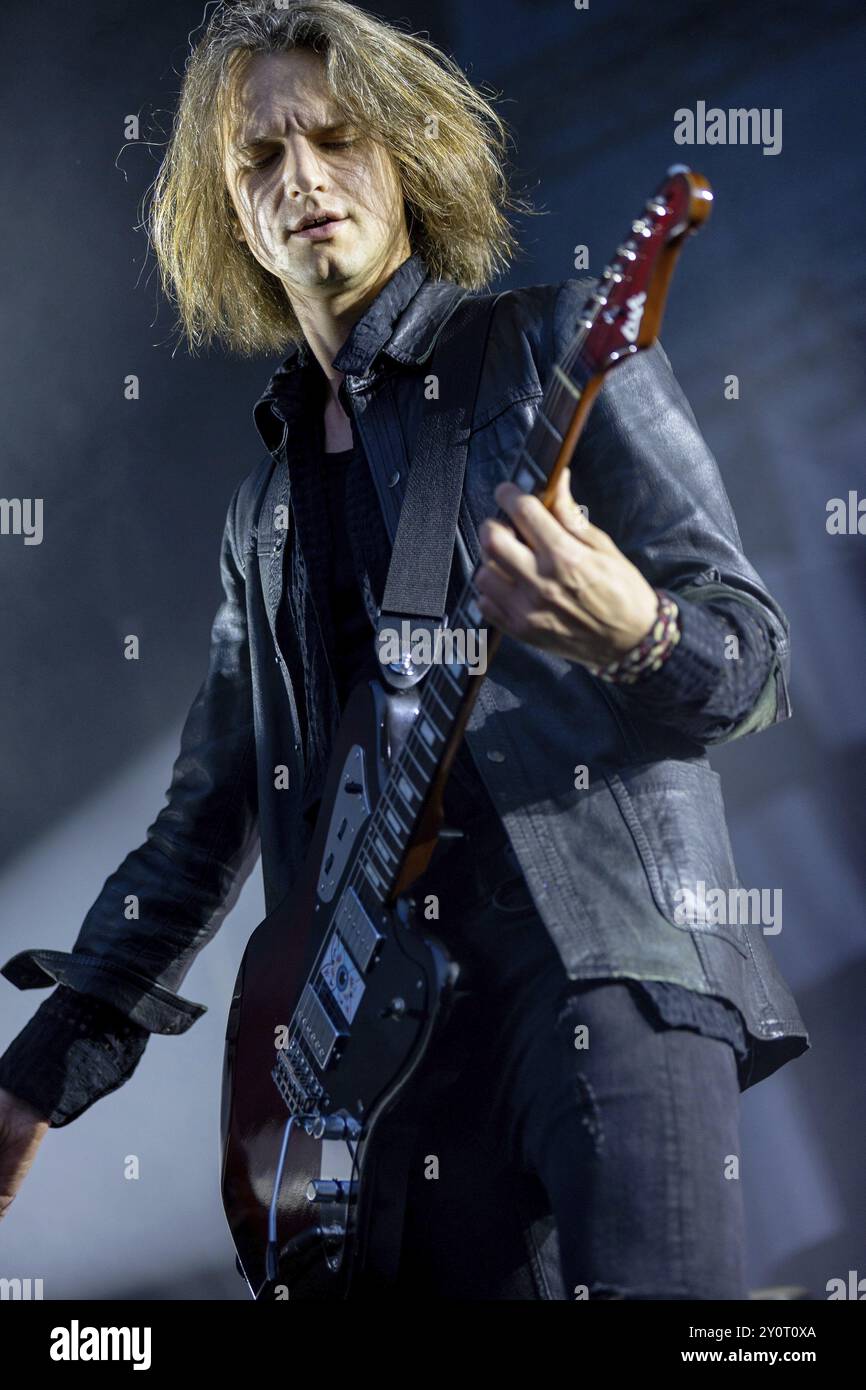 Thomas Stolle, guitarist of Silbermond live on Auf Auf, Sommer 2024 ...