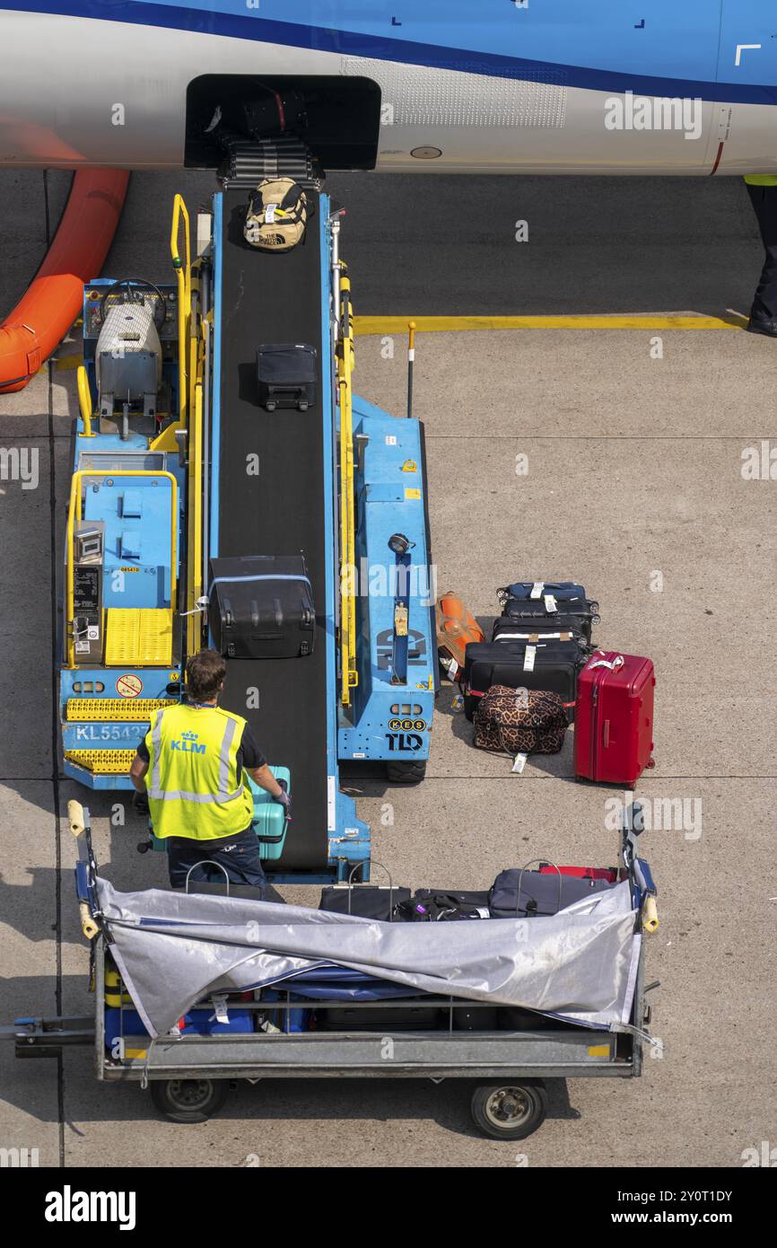 Amsterdam Schiphol Airport, loading baggage onto a plane, Boeing 737 ...