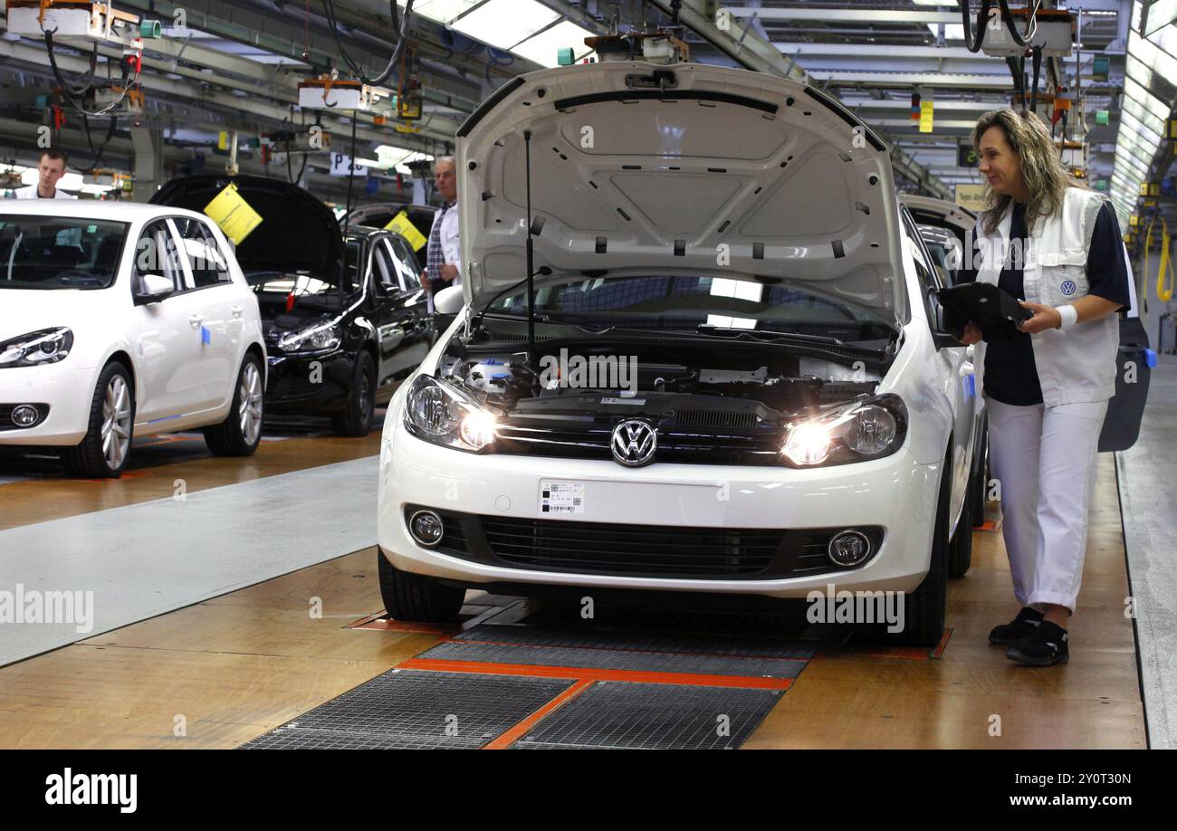 Inspecting car final inspection car hi-res stock photography and images ...