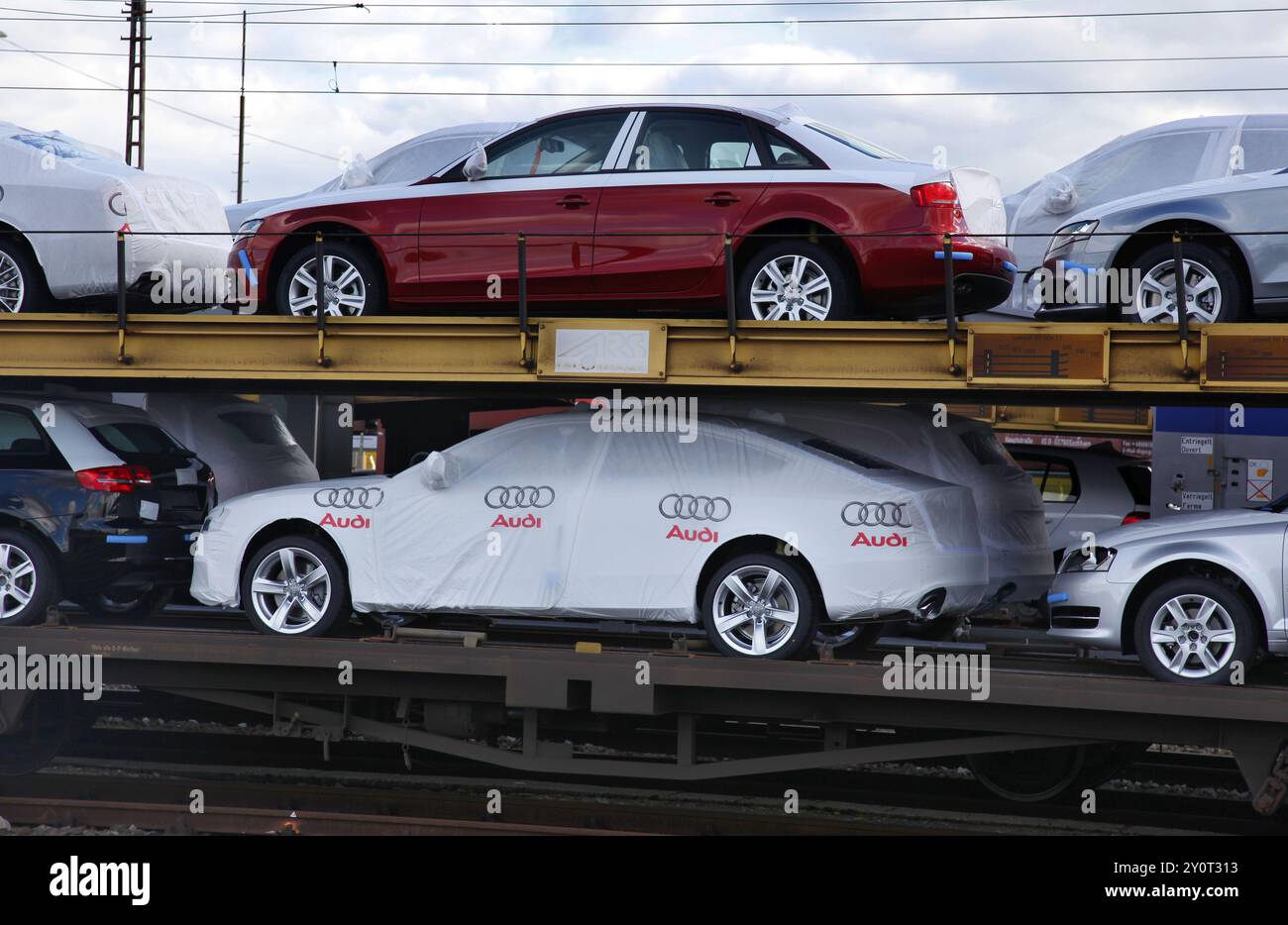 Bremerhaven, 29/09/2010 - A goods train loaded with new Audi vehicles ...