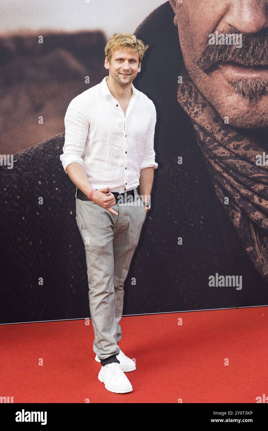 Steve Windolf at the premiere of Horizon in Berlin's Zoo Palast on 04 ...