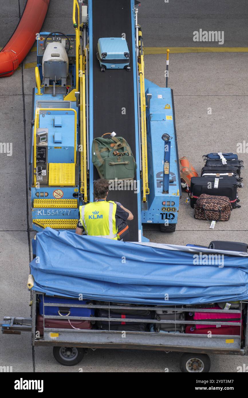 Amsterdam Schiphol Airport, loading baggage onto a plane, Boeing 737 ...