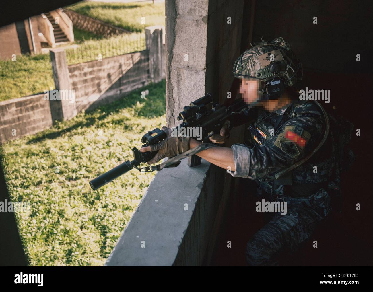 A Republic of Korea Marine assigned to 1st Reconnaissance Battalion, 1st ROK Marine Division ...