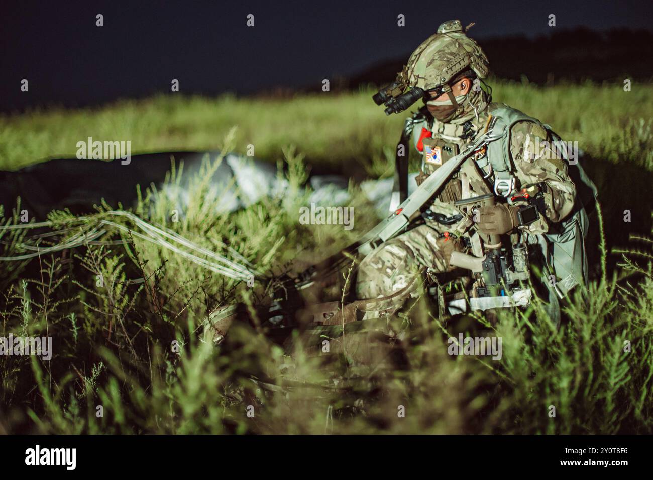 A Republic of Korea Marine assigned to 1st Reconnaissance Battalion ...