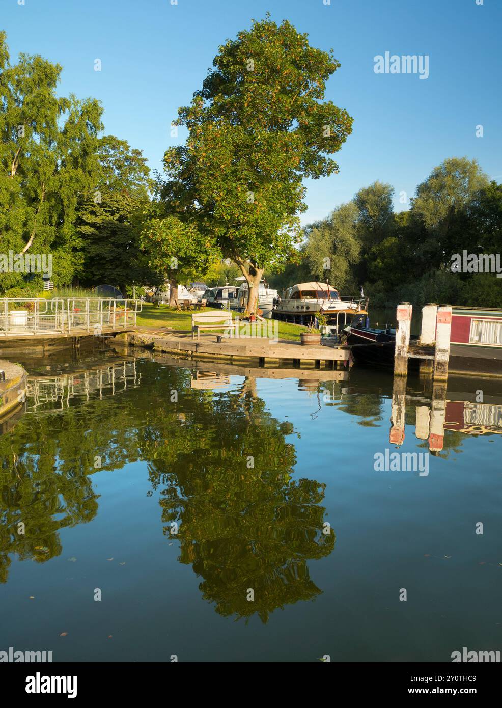 Houseboats and reflections on the Thames by Abingdon Lock. Abingdon-on ...