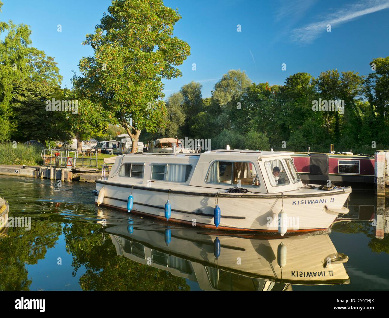 Houseboats and reflections on the Thames by Abingdon Lock. Abingdon-on ...