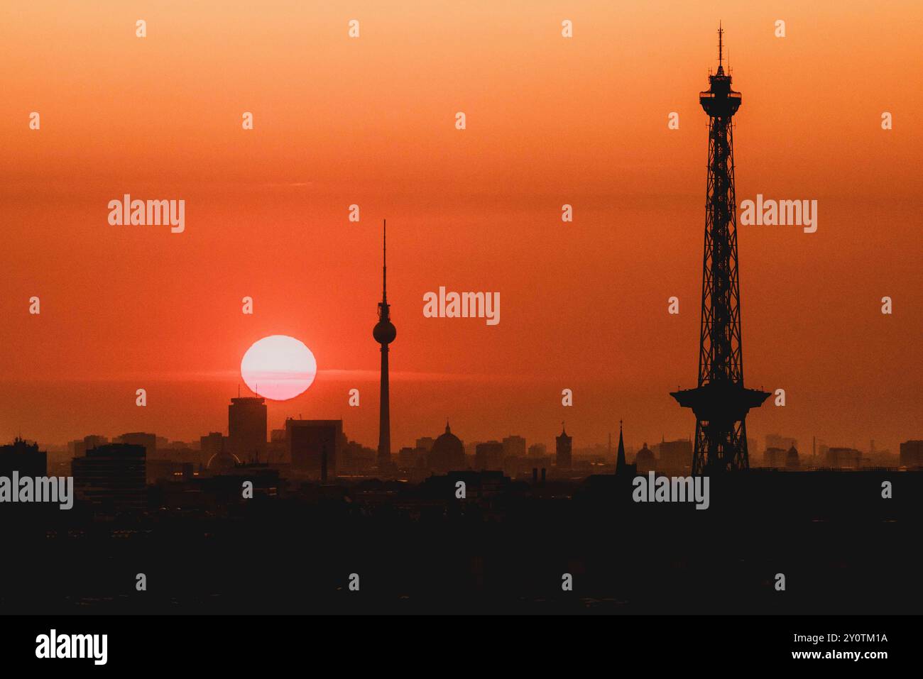 Berlin, Deutschland. 04th Sep, 2024. The sunrise appears behind the ...