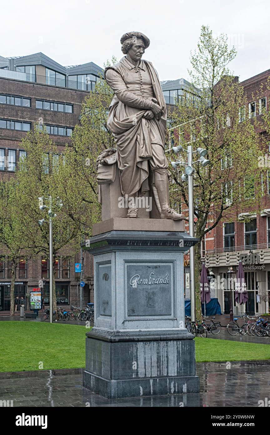 AMSTERDAM, NETHERLANDS - MAY 08, 2012: Statue of Dutch painter ...