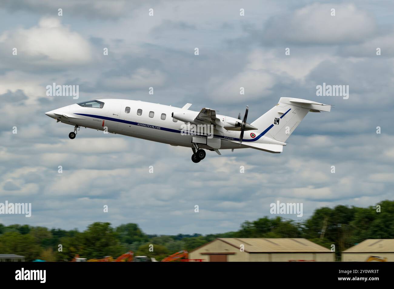 Twin engine airplane takes off hi-res stock photography and images - Alamy