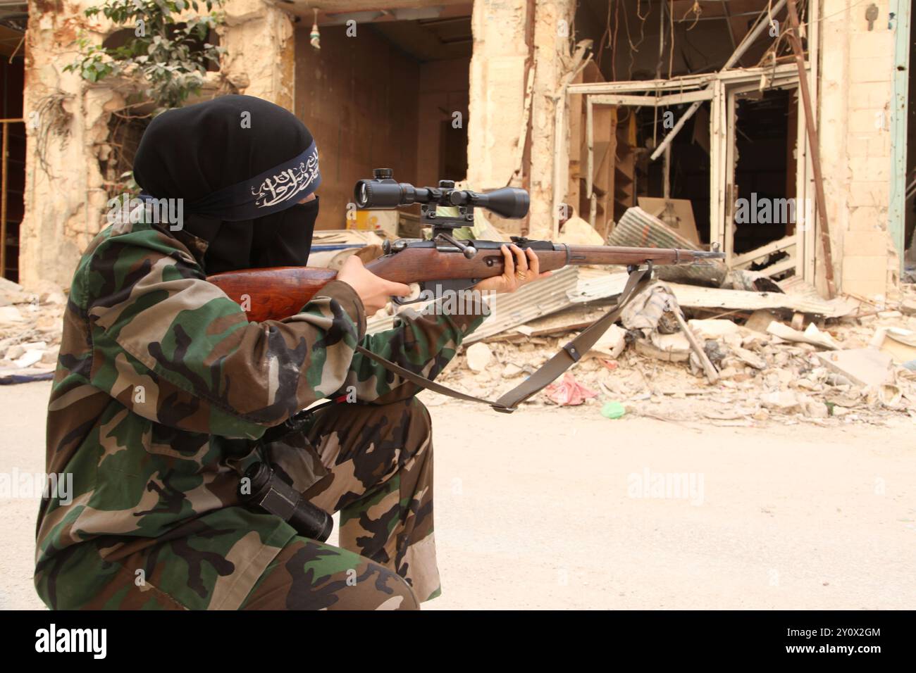 Syrian female rebels fighting the Syrian army in Aleppo. These fighters ...
