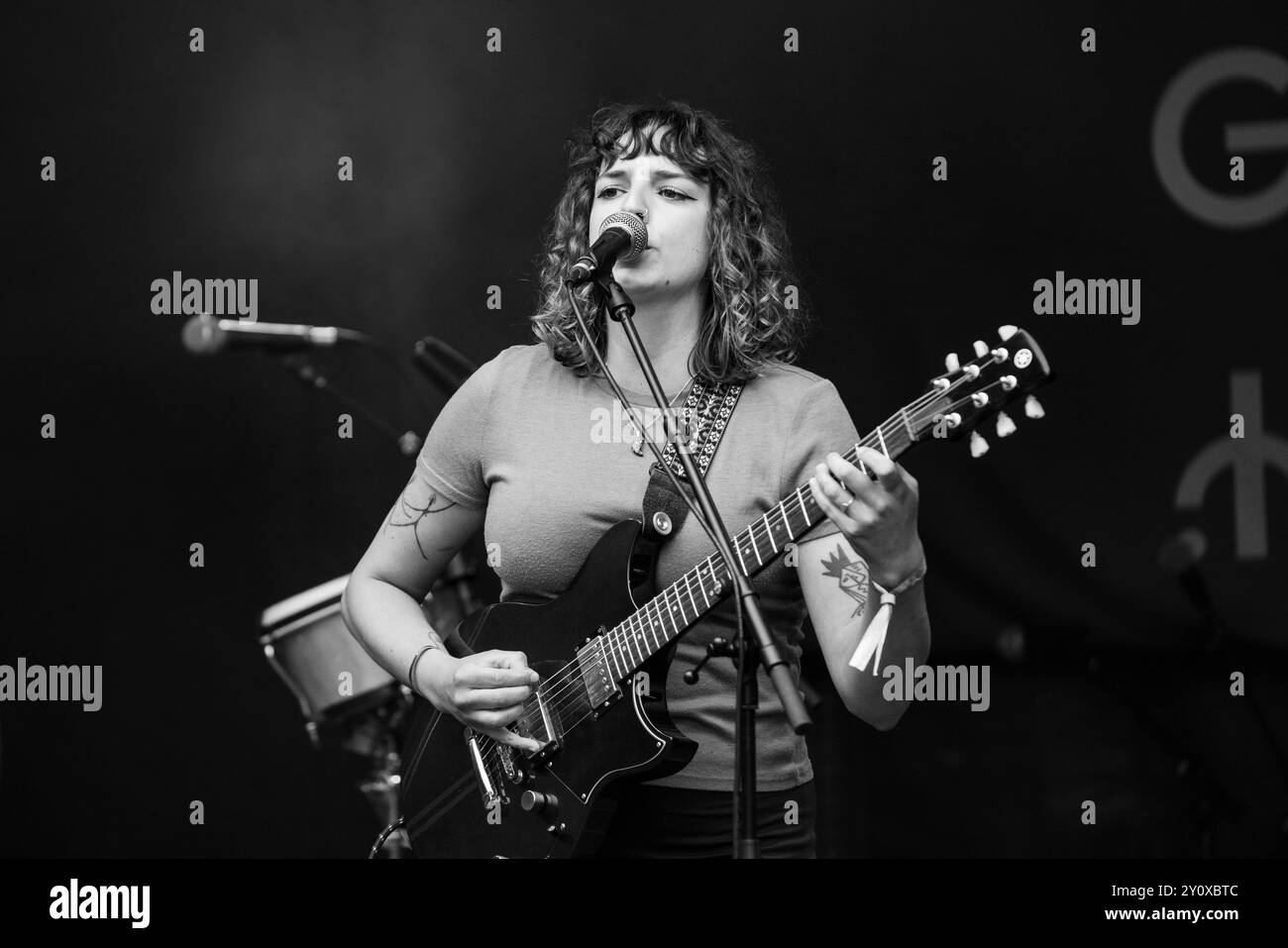 PLANTOID, CONCERT, 2024: Singer and guitarist Chloe Coyne of the band ...