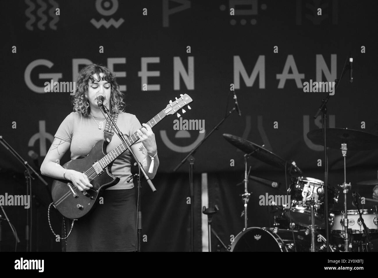 PLANTOID, CONCERT, 2024: Singer and guitarist Chloe Coyne of the band ...