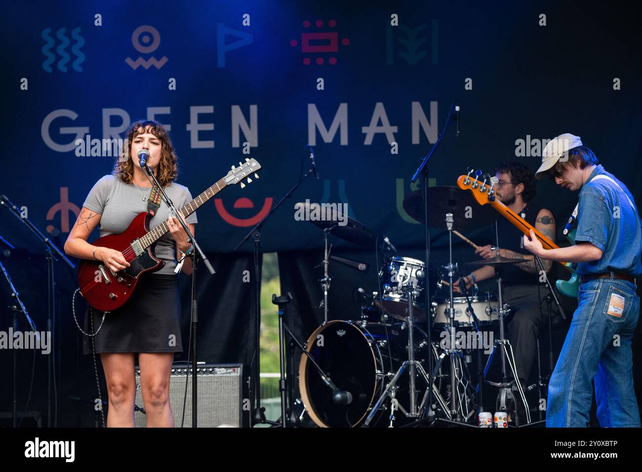 PLANTOID, CONCERT, 2024: Singer and guitarist Chloe Coyne of the band ...