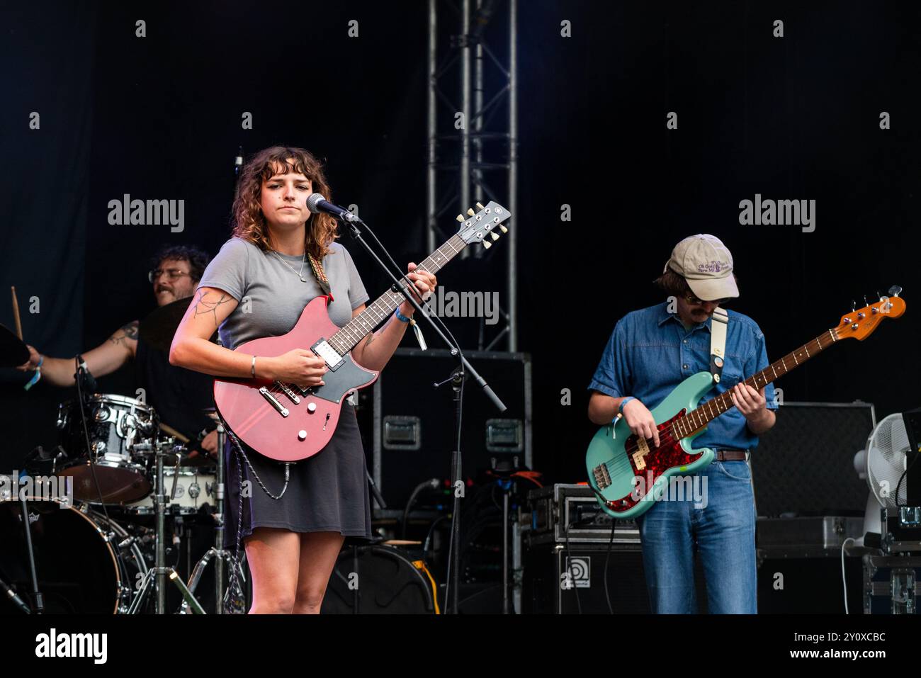 PLANTOID, CONCERT, 2024: Singer and guitarist Chloe Coyne of the band ...