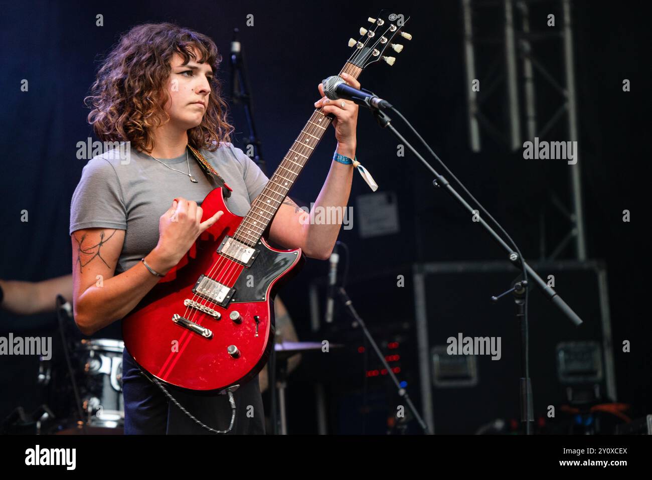 PLANTOID, CONCERT, 2024: Singer and guitarist Chloe Coyne of the band ...