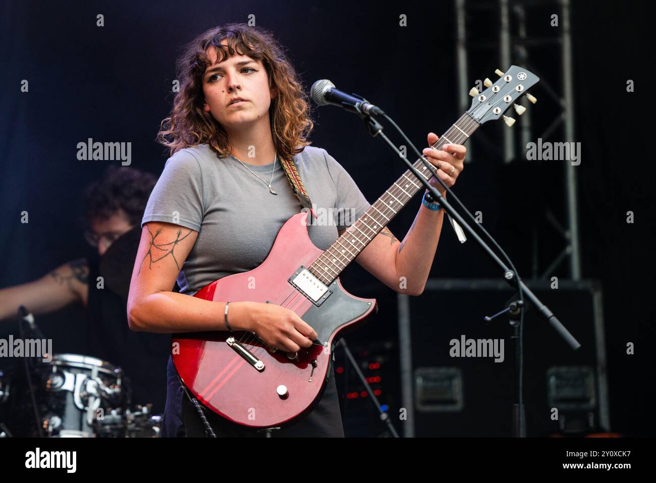PLANTOID, CONCERT, 2024: Singer and guitarist Chloe Coyne of the band ...