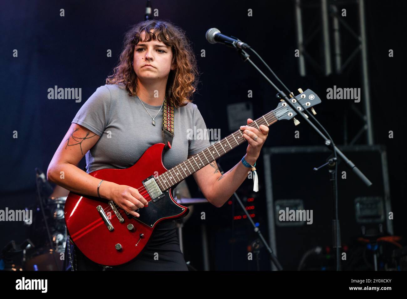 PLANTOID, CONCERT, 2024: Singer and guitarist Chloe Coyne of the band ...