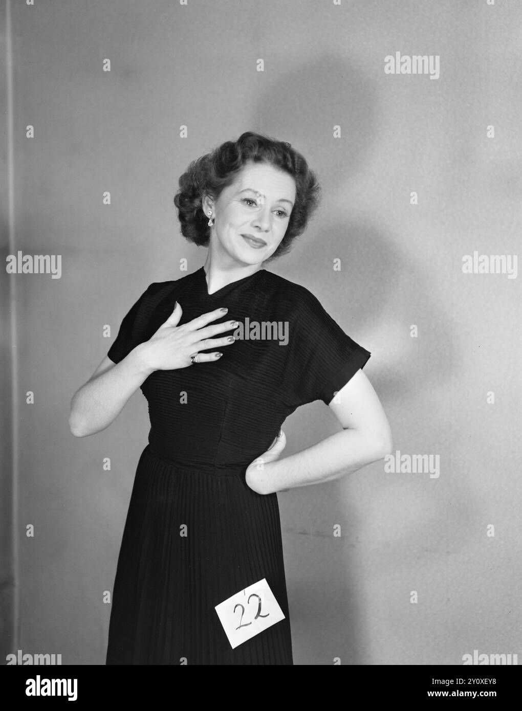Current 14-15-1951: Can they read faces . Actress Sonja Wigert shows ...