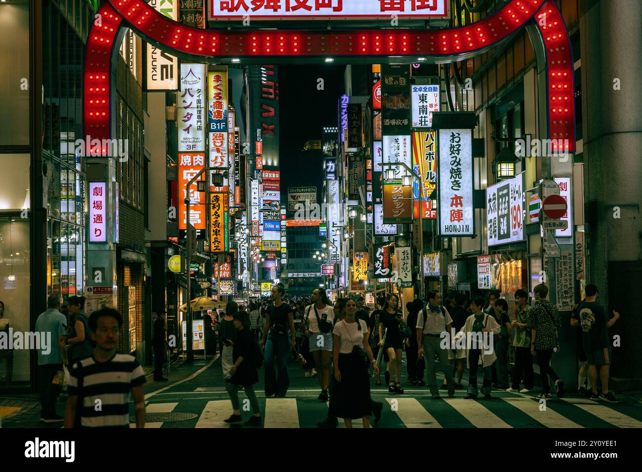 Night view kabukicho shinjuku tokyo hi-res stock photography and images ...
