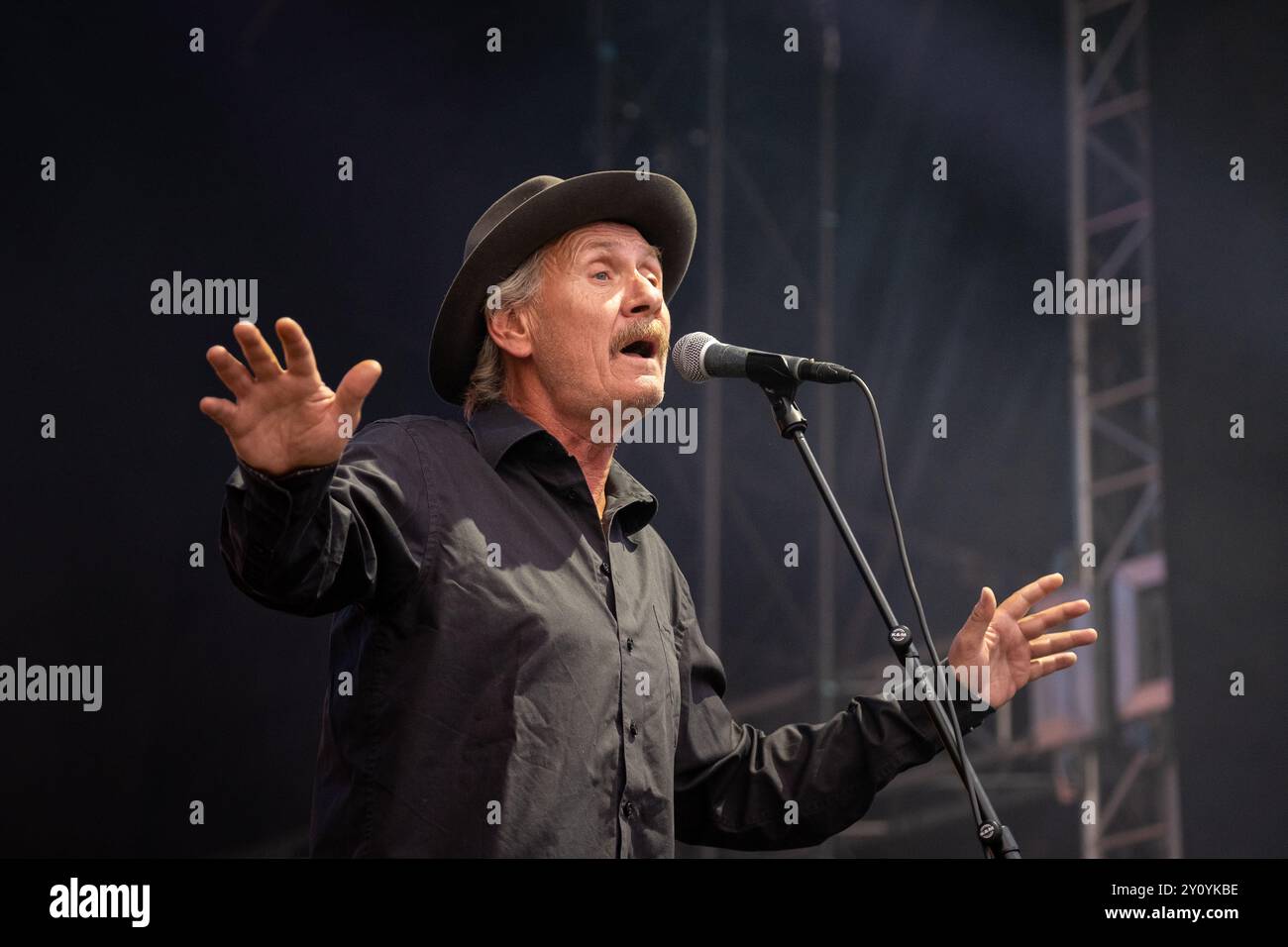 Tre sma kinesere band hi-res stock photography and images - Alamy