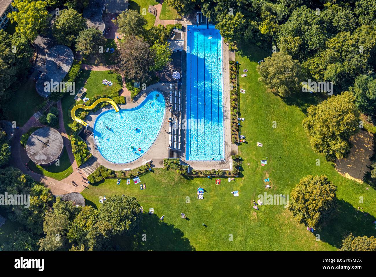 Luftbild, Freibad Welper mit Kinderbecken und Wasserrutsche, Badegäste ...