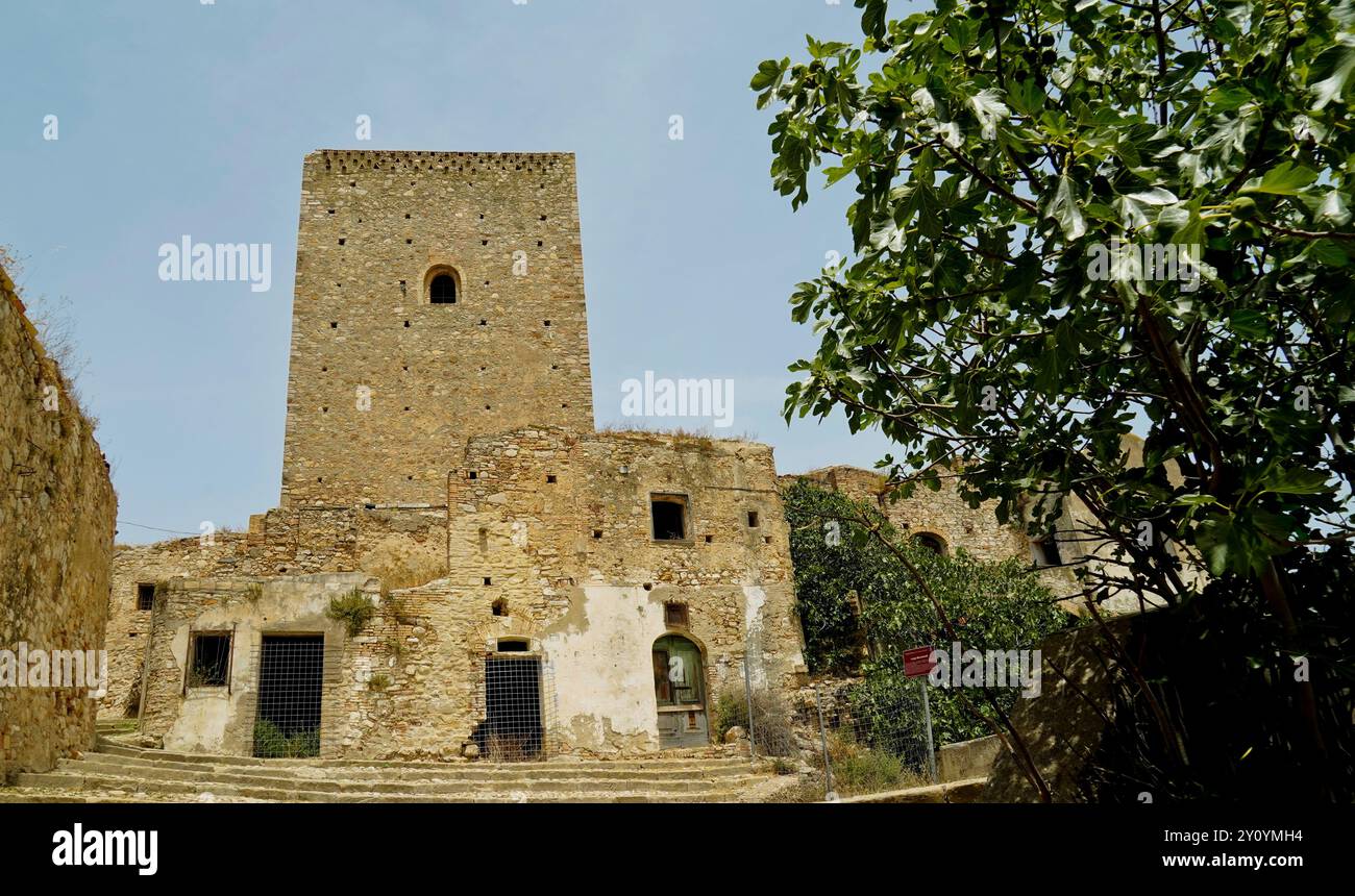 Color images and photographs of Craco, the ghost town abandoned due to ...