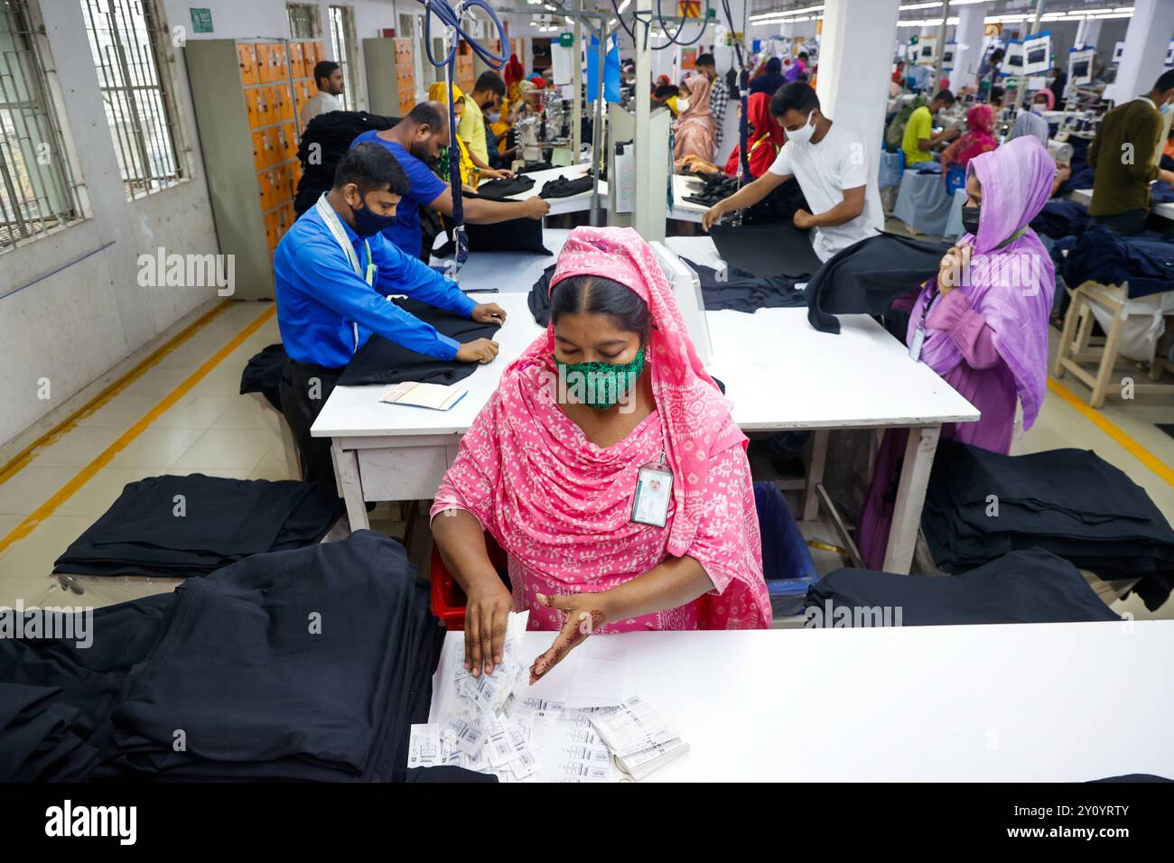 Garment factory worker bangladesh hi-res stock photography and images ...