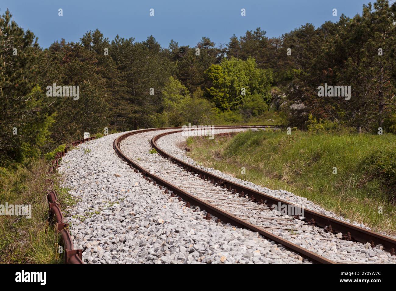 Railroad track between green hi-res stock photography and images - Alamy