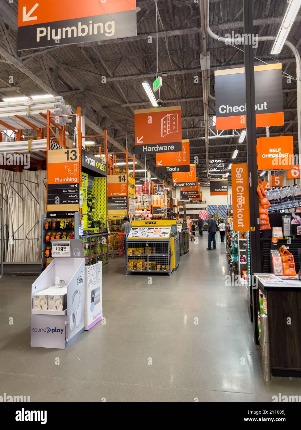 Hardware aisles hi-res stock photography and images - Alamy
