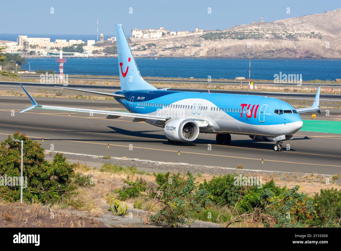 Boeing 737 airliner of the TUI airline at the Gran Canaria airport Stock Photo - Alamy
