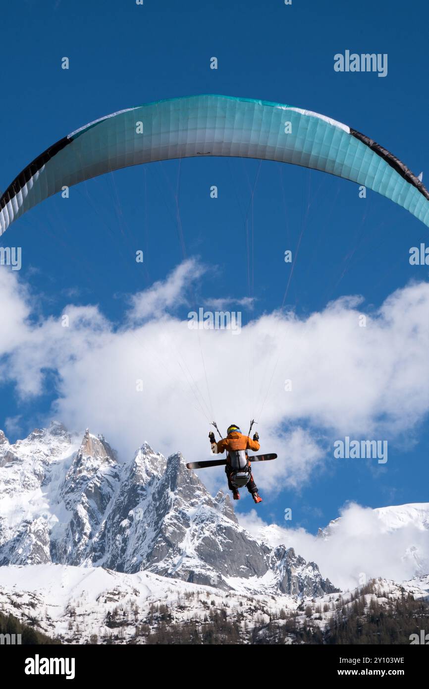 Paraglider flying in french hi-res stock photography and images - Alamy