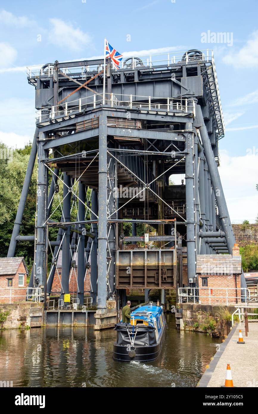 Narrowboat entering boat lift hi-res stock photography and images - Alamy