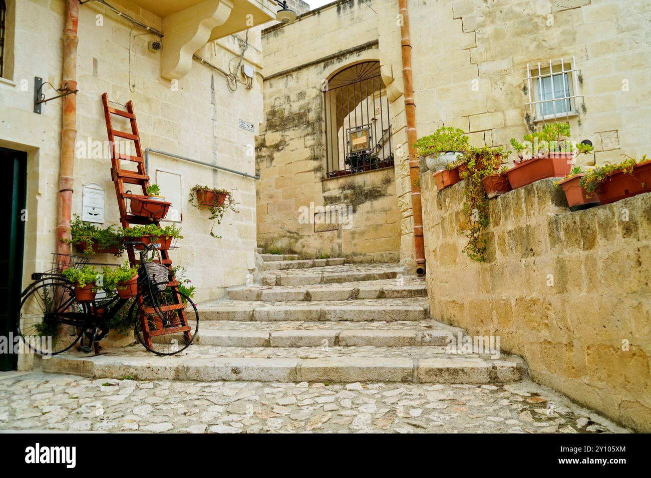 Vicoli e monumenti della città di Matera, Basilicata, Italia Stock ...