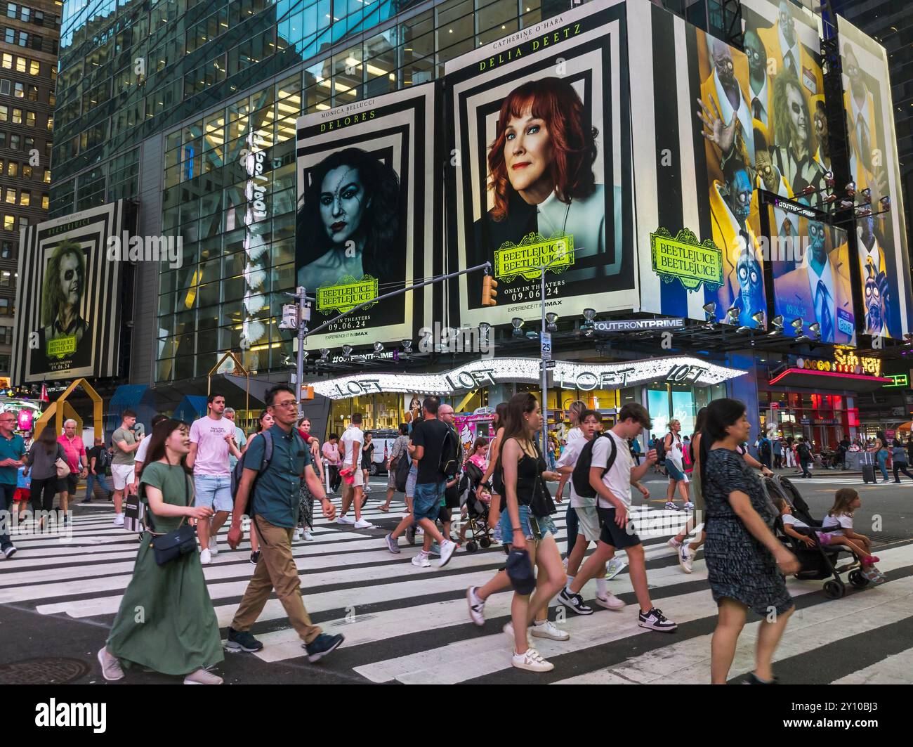 Blockbuster film character hi-res stock photography and images - Alamy
