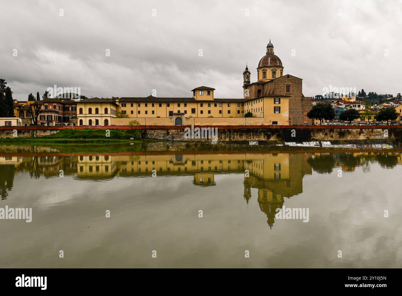 A view of the Arno River with the Basilica of San Frediano in Cestello ...