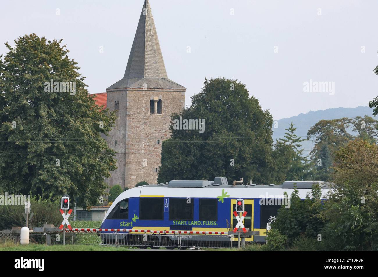 Symbolfoto, S-Bahn, nach Hildesheim. Bahnübergang, *** Symbol photo, S ...