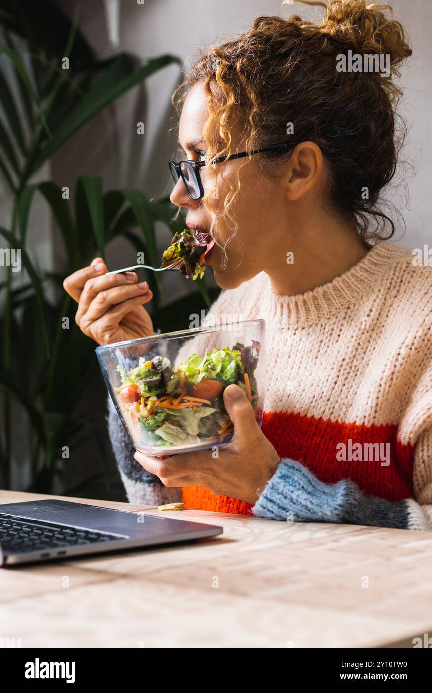 Modern entrepreneur new business concept lifestyle eating during work ...