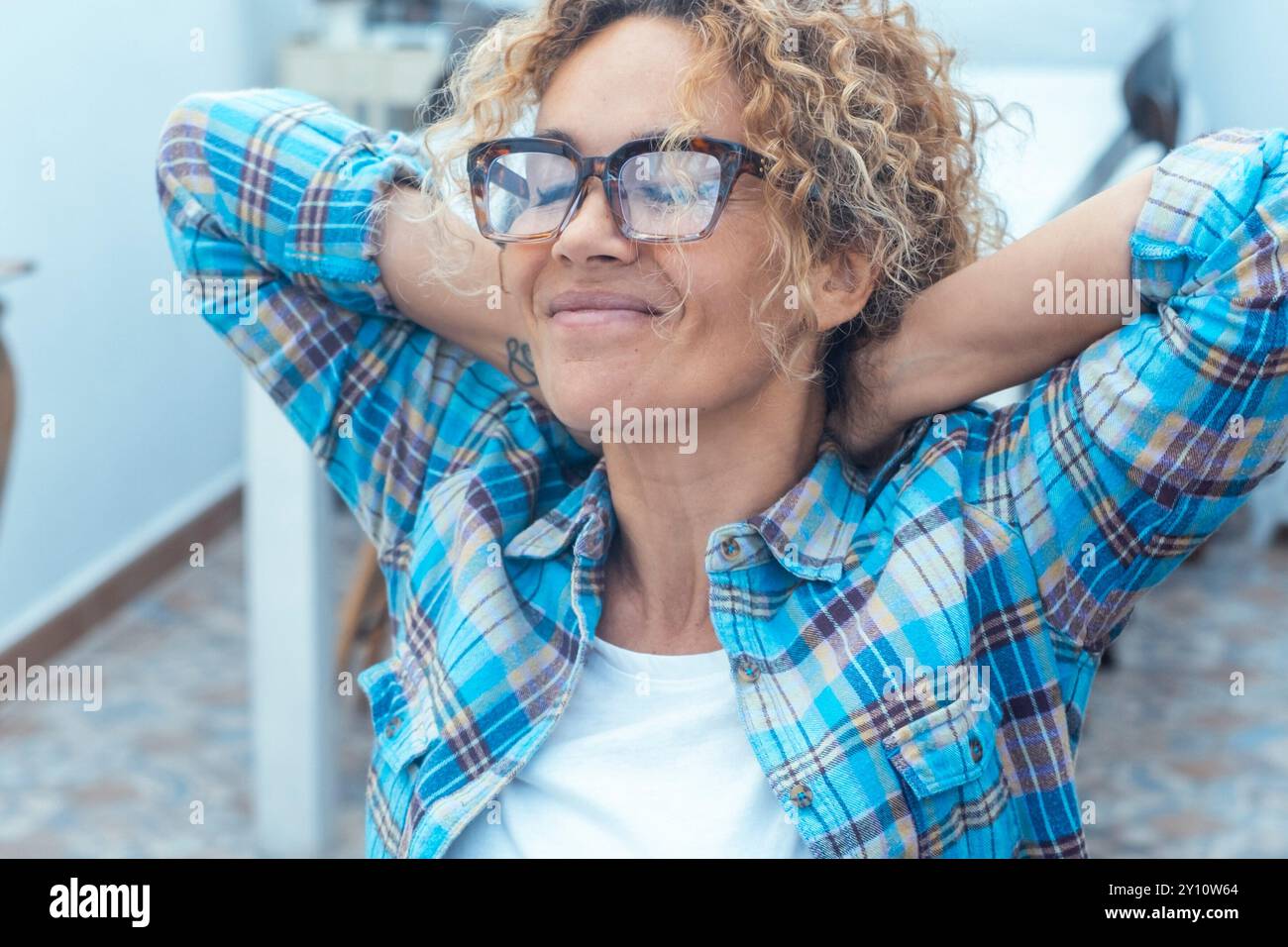 Beautiful woman from behind hi-res stock photography and images - Alamy