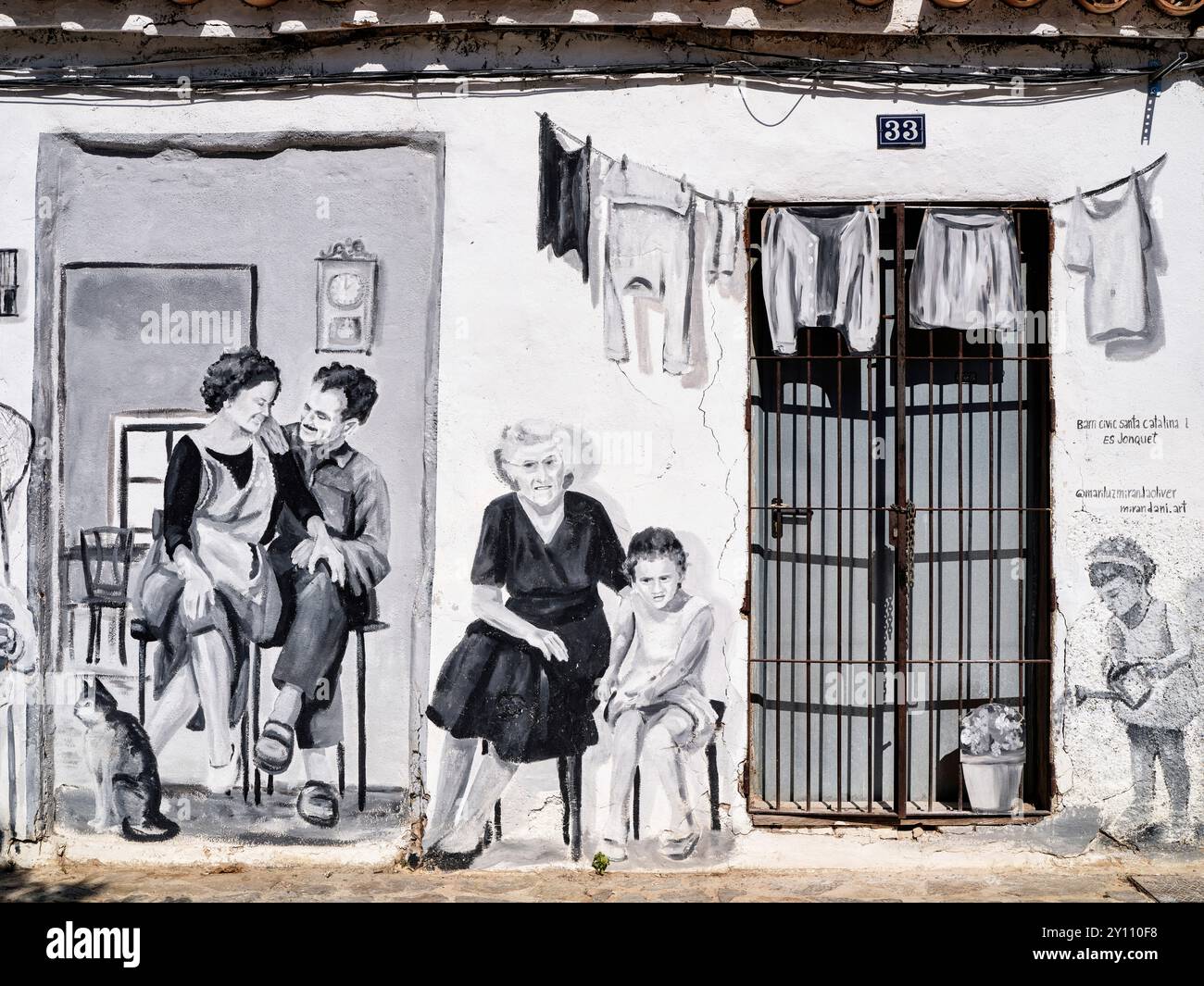 Out and about in the streets of Palma de Mallorca, painted house facade ...