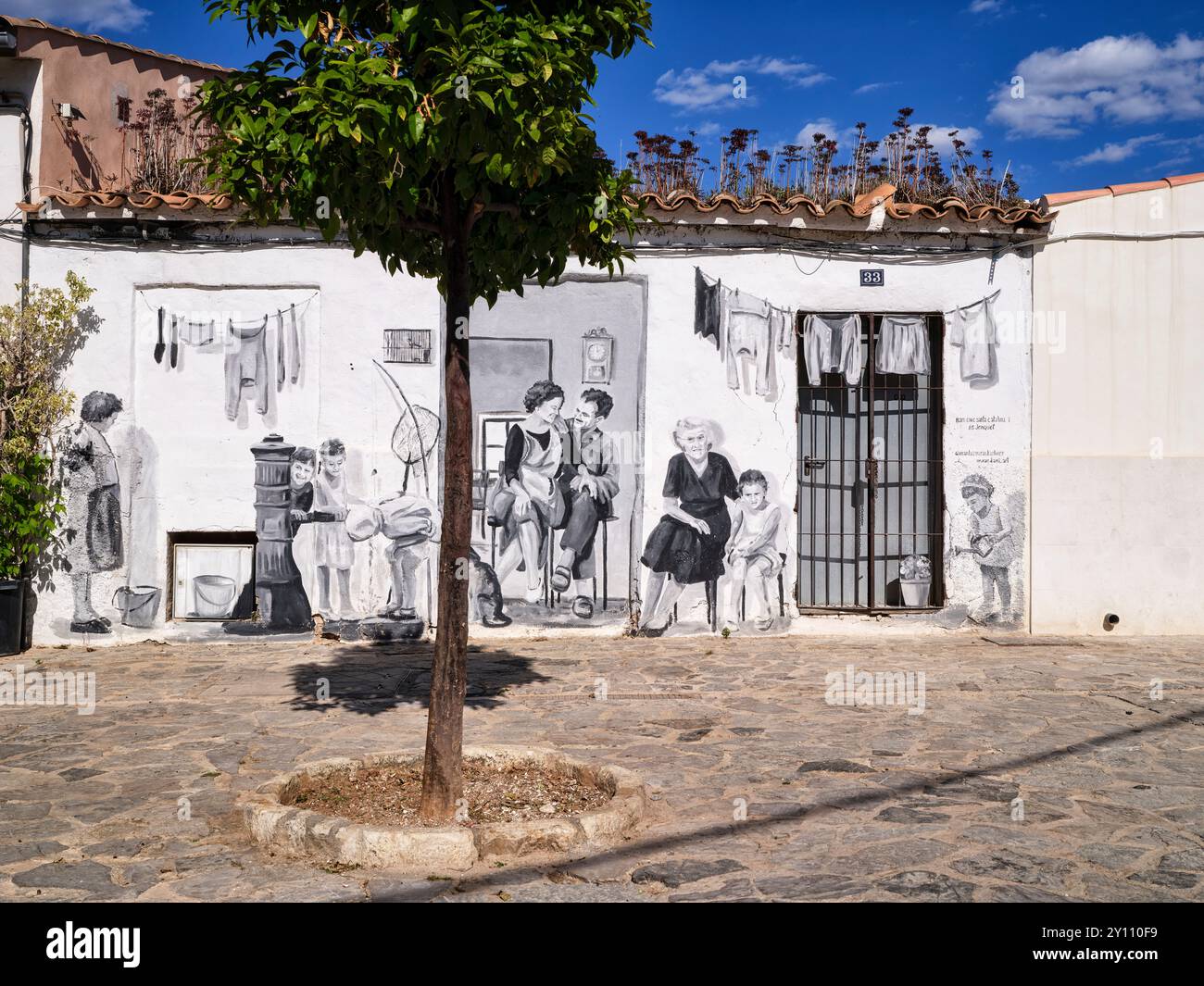 Out and about in the streets of Palma de Mallorca, painted house facade ...
