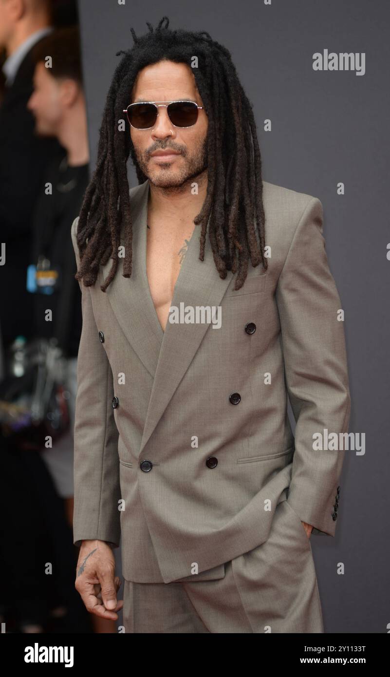 Lenny kravitz dreadlocks hi-res stock photography and images - Alamy
