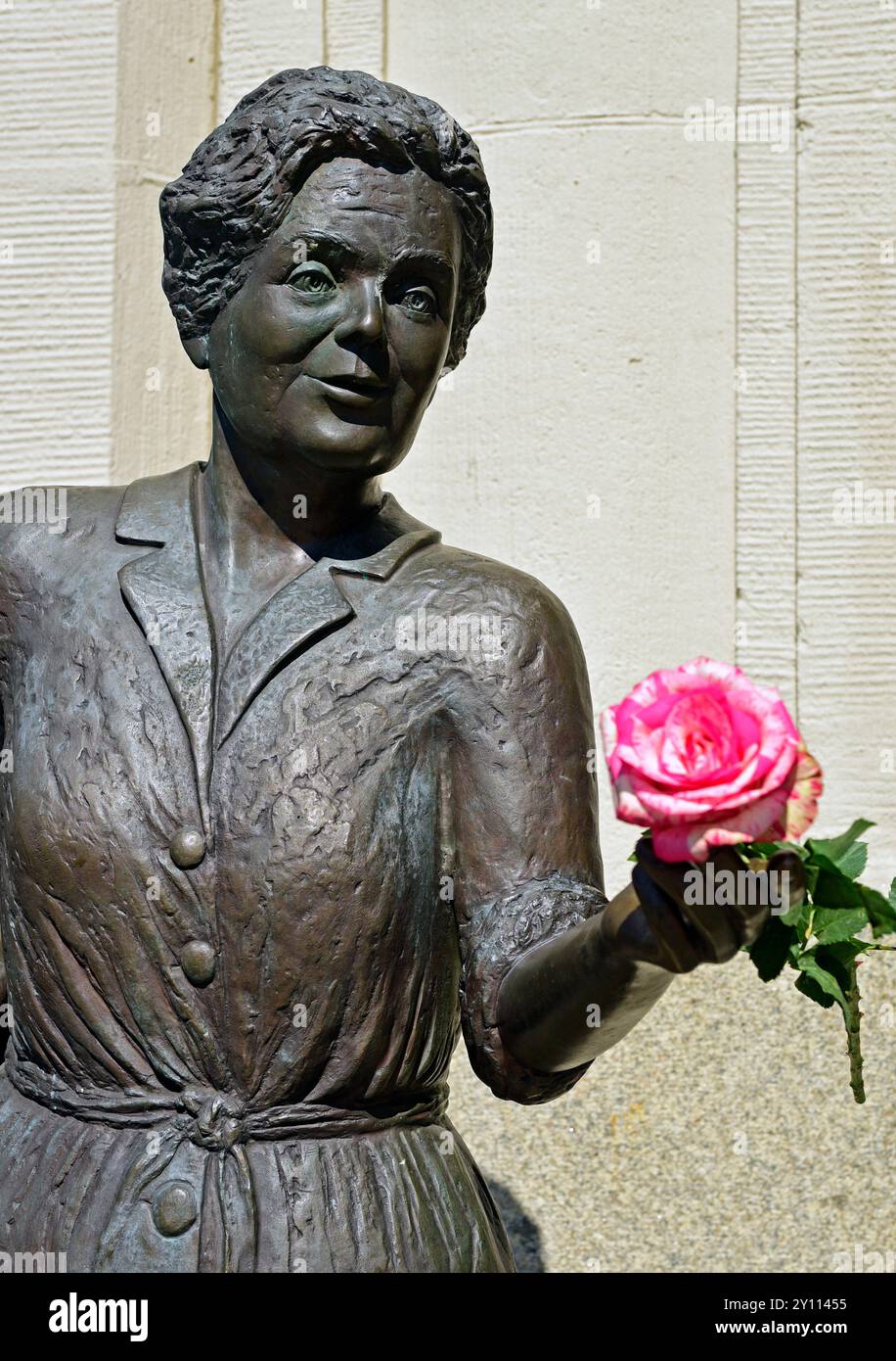 Life size bronze statue of heidi kabel hi-res stock photography and ...