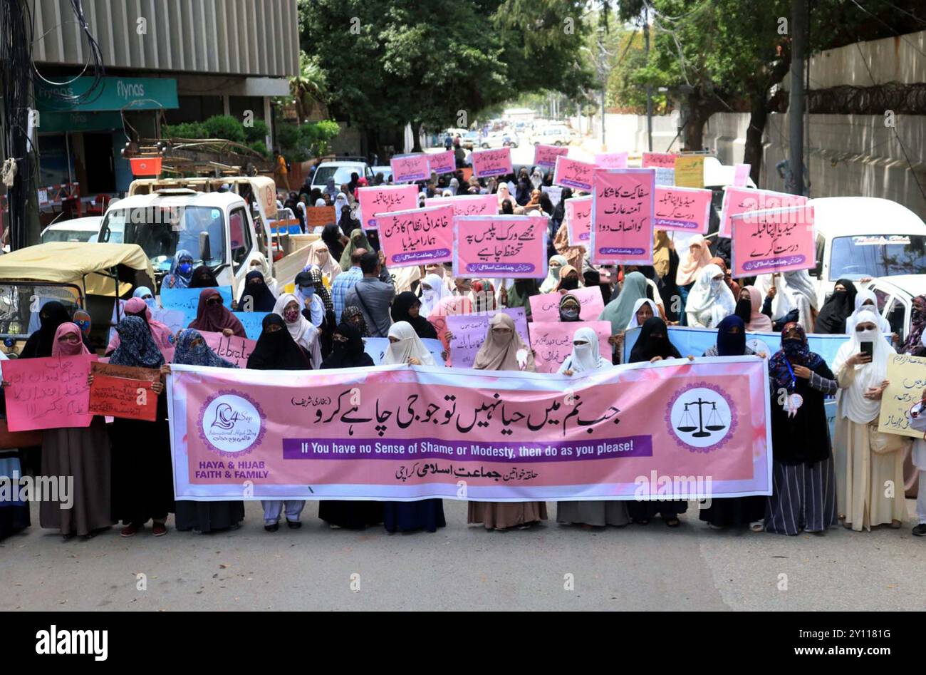 Women supporters and activists of Jamat-e-Islami (JI Women Wing ...