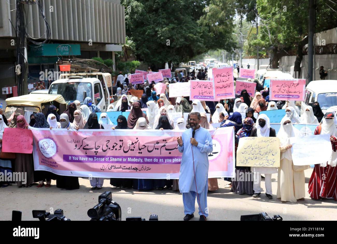 Women supporters and activists of Jamat-e-Islami (JI Women Wing ...