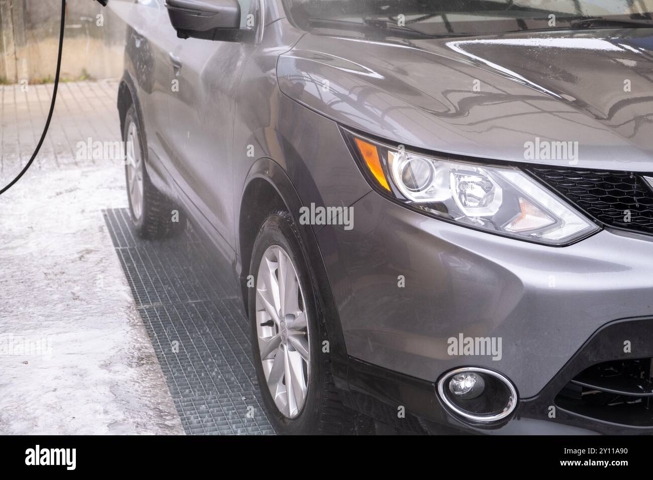Suv being washed car hi-res stock photography and images - Alamy