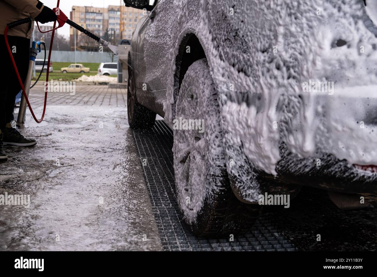 Suv being washed car hi-res stock photography and images - Alamy