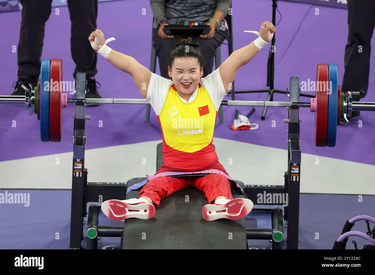 China's Guo Lingling celebrates after winning gold and setting a new ...