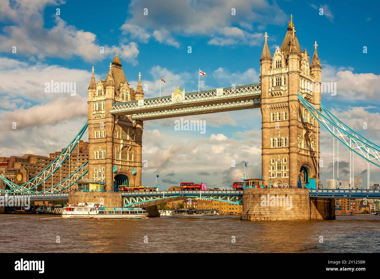 Tower bridge london famous hi-res stock photography and images - Alamy