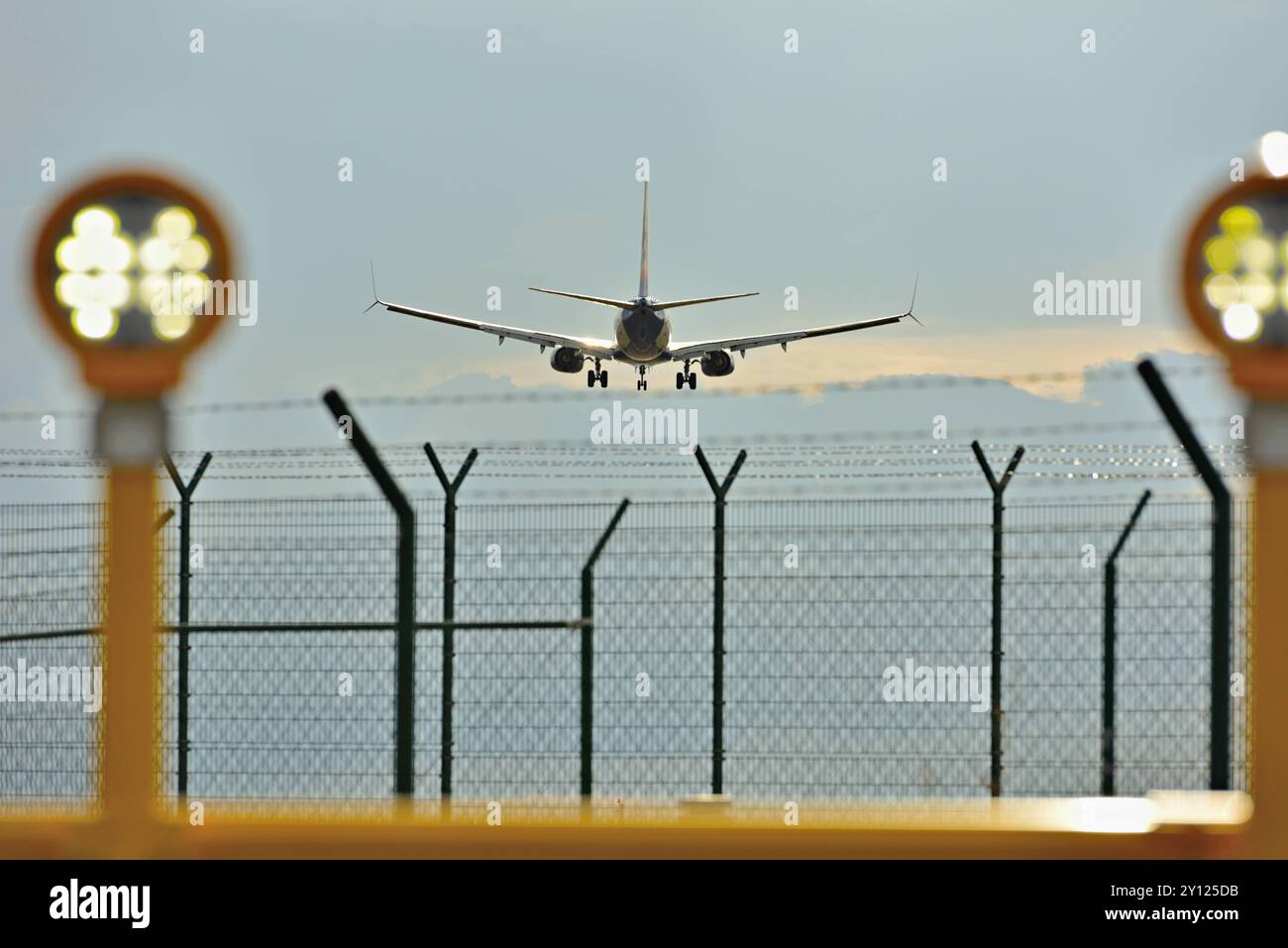 4.9.2024 Abschiebung Symbol. Abschiebeflug Ein landendes Flugzeug ...