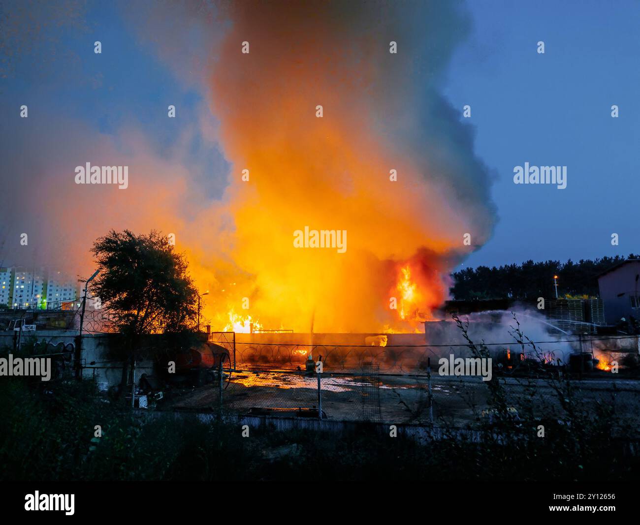 Fireman, rescue, burning building hi-res stock photography and images ...